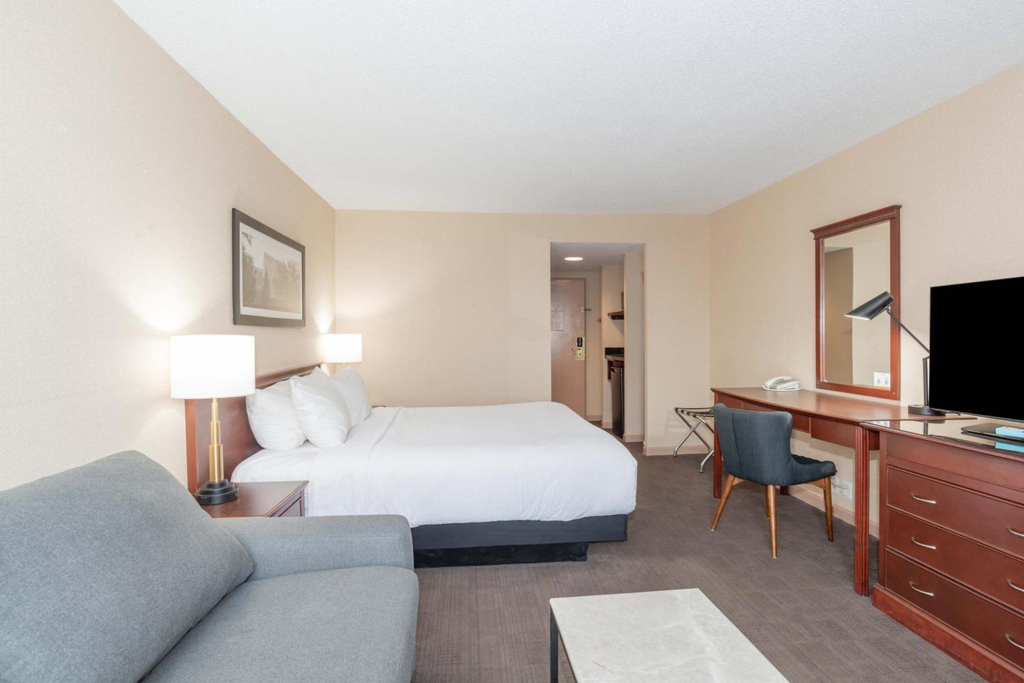 SANDMAN HOTEL LETHBRIDGE | ⋆⋆⋆ | CANADA | SEASON DEALS FROM $77